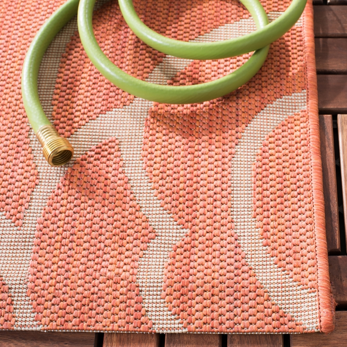 Red Rose-Patterned Outdoor Rug | Courtyard Collection - Safavieh